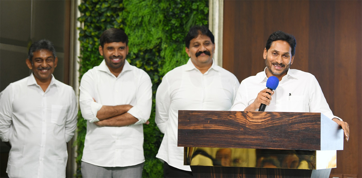 వైఎస్సార్‌సీపీ స్ధానిక సంస్ధల ప్రజాప్రతినిధులతో వైఎస్‌ జగన్‌ సమావేశం (ఫొటోలు) | YS Jagan Key ...